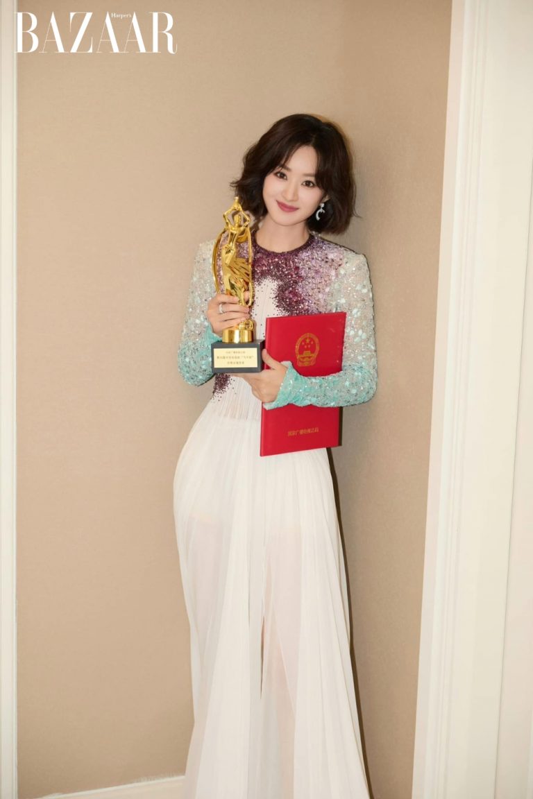 Triệu Lệ Dĩnh vượt Đường Yên trở thành Thị Hậu Phi Thiên | Harper's Bazaar Việt Nam