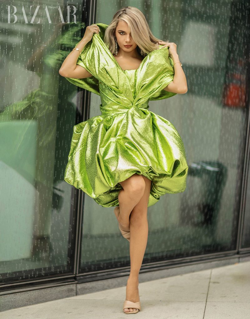 Anya Mudrik trong trang phục đậm chất vị lai | Harper's Bazaar Việt Nam