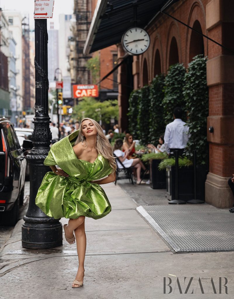 Anya Mudrik trong trang phục đậm chất vị lai | Harper's Bazaar Việt Nam