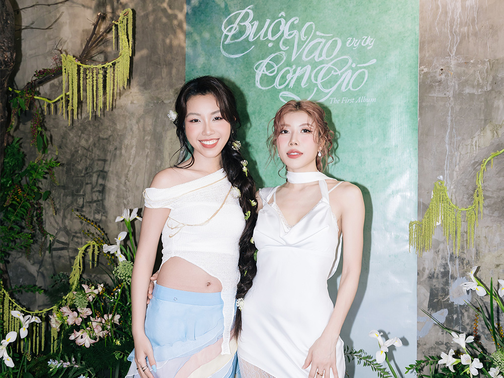 Trang Pháp chúc mừng Vy Vy ra mắt album Buộc Vào Cơn Gió
