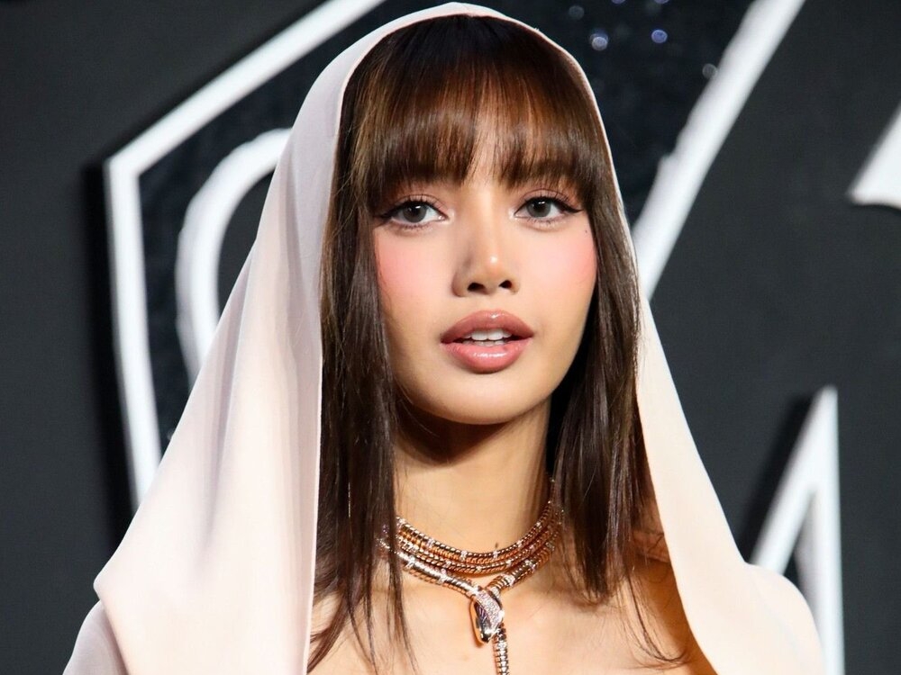 Lisa BLACKPINK mở buổi họp fan ở châu Á trong tháng 11 | Harper's Bazaar Việt Nam