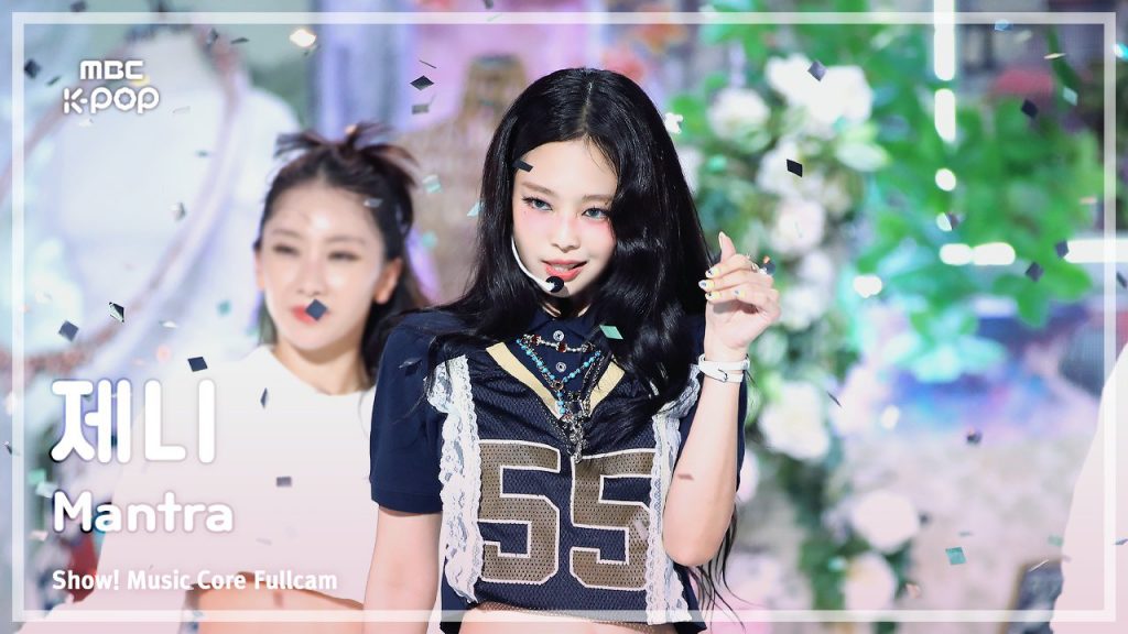 Jennie (BLACKPINK) biến hóa phong cách với phấn má hồng | Harper's ...