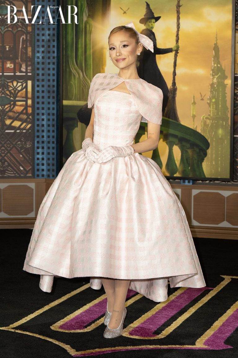 Ariana Grande method dressing tại công chiếu Wicked Los Angeles