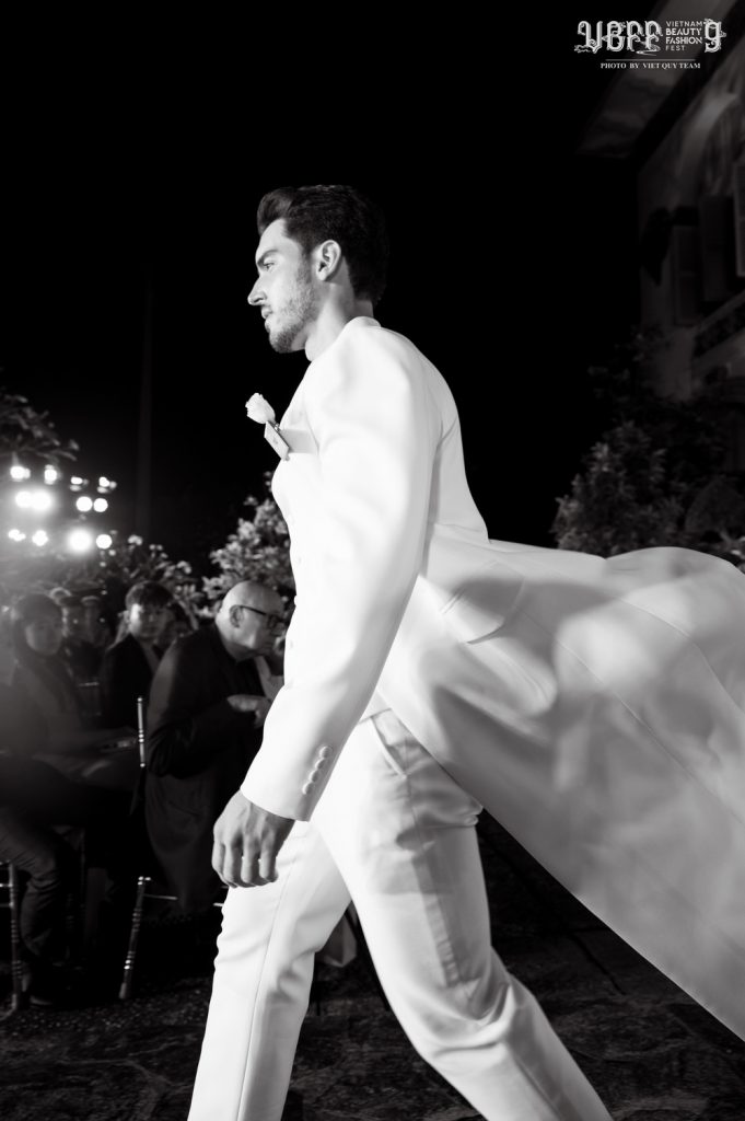 VBFF 9: Hoa hậu Quế Anh trình diễn cạnh 60 nam vương | Harper's Bazaar ...