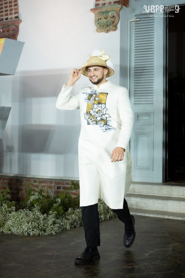 VBFF 9: Hoa hậu Quế Anh trình diễn cạnh 60 nam vương | Harper's Bazaar ...