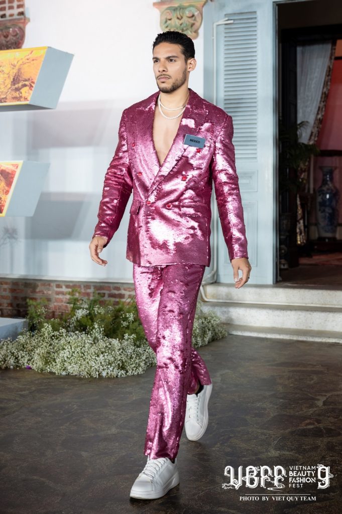 VBFF 9: Hoa hậu Quế Anh trình diễn cạnh 60 nam vương | Harper's Bazaar ...