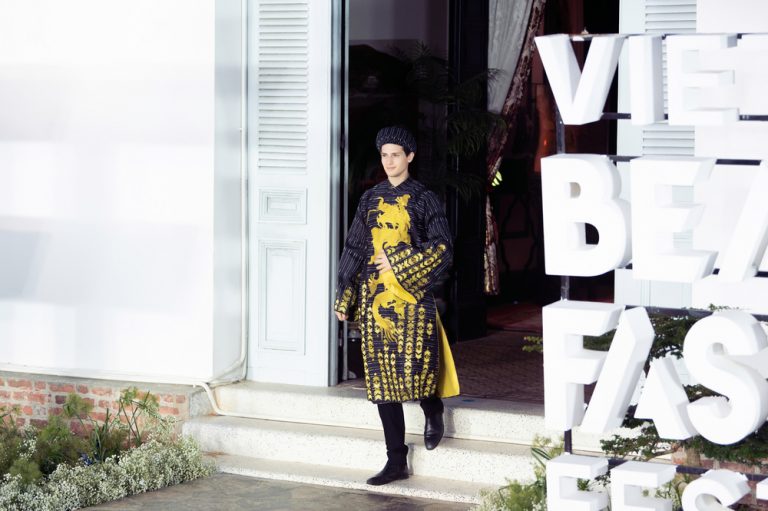 VBFF 9: Hoa hậu Quế Anh trình diễn cạnh 60 nam vương | Harper's Bazaar ...