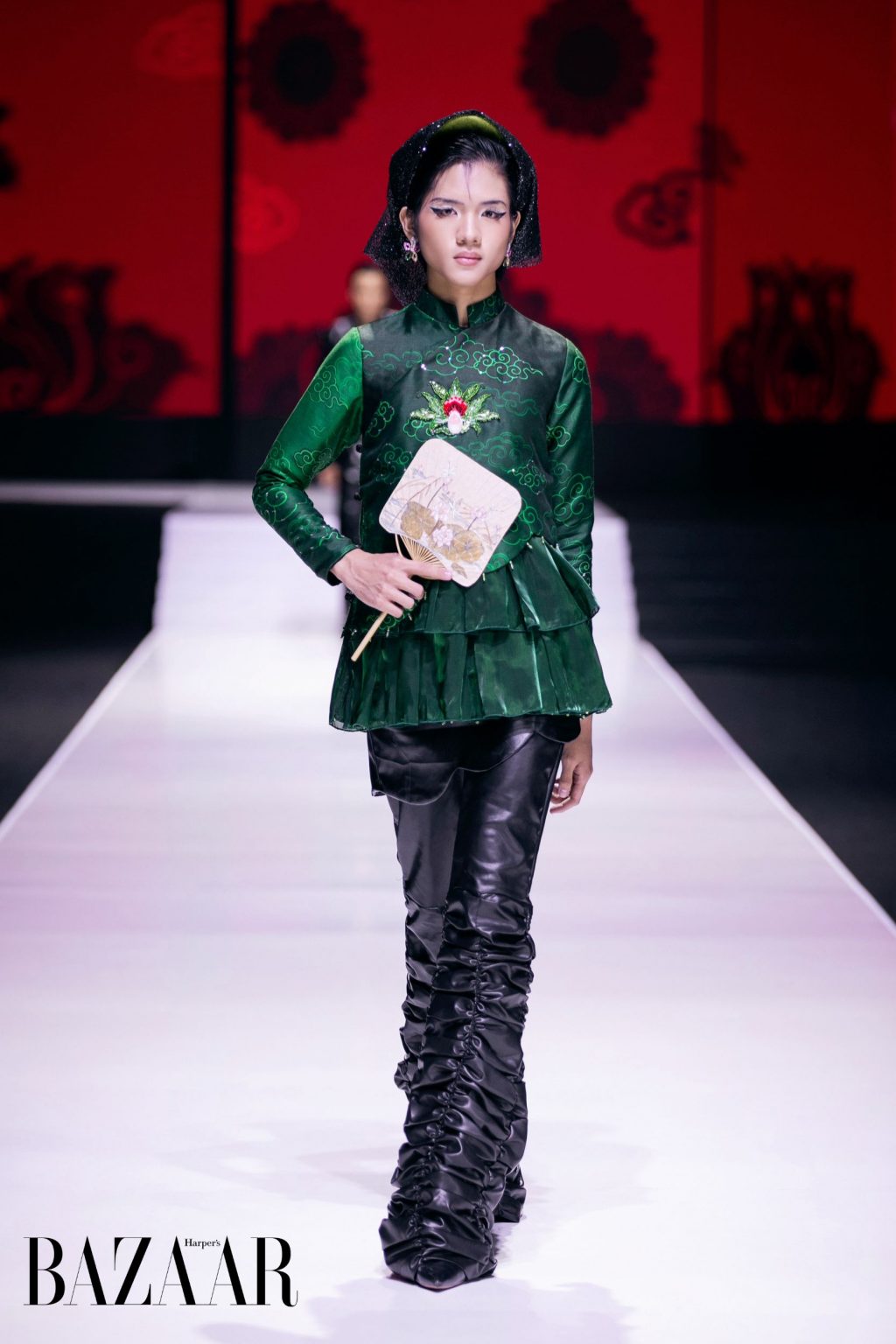 "Dệt mộng" chuyện đời Cám tại show AVIFW của The Mad Lab | Harper's Bazaar Việt Nam