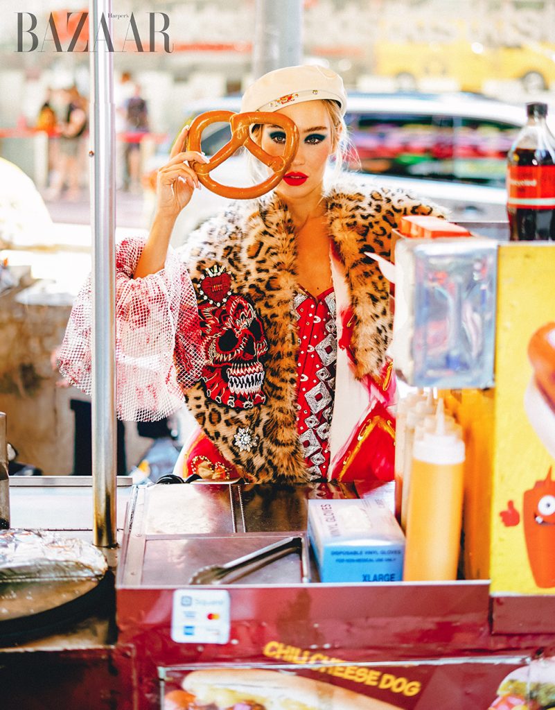 Asta Razma | Bộ ảnh "The World Is a Stage" | Harper's Bazaar Việt Nam