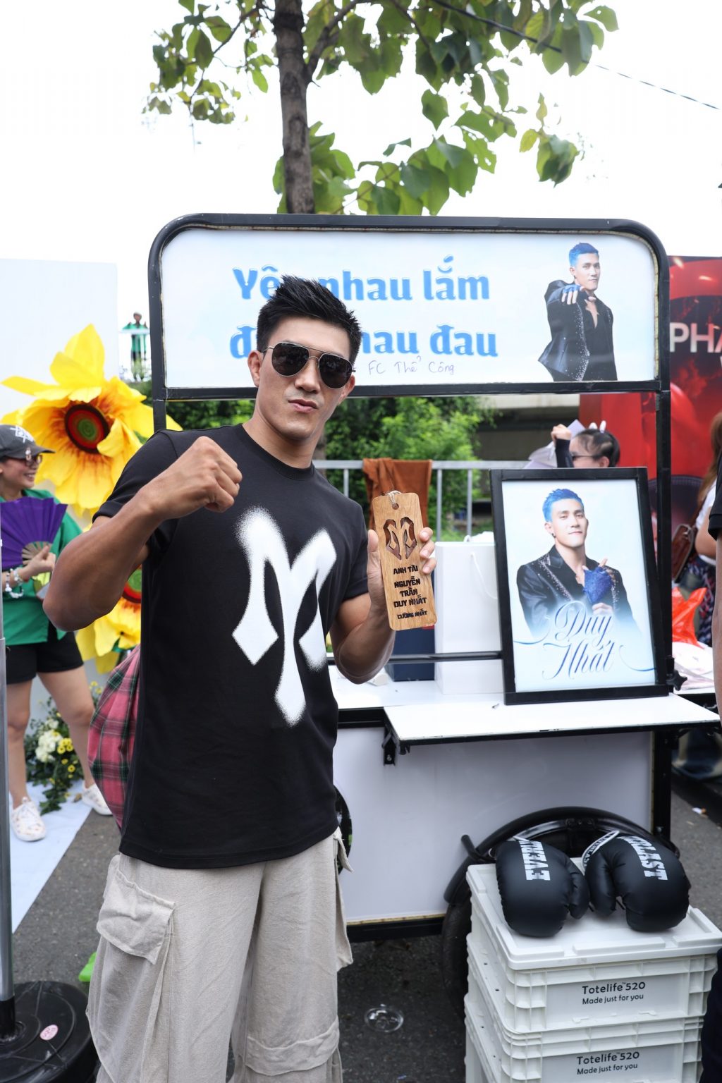 Hàng merchandise: Biểu tượng mới cho cá tính thời trang | Harper's ...