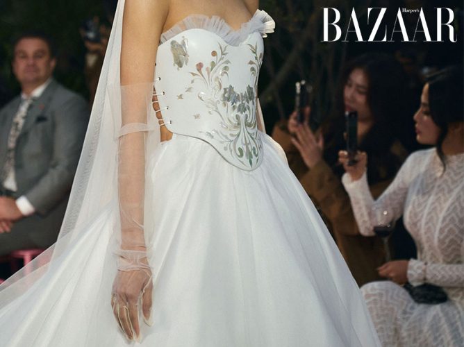 Linh Đoàn đưa nghệ thuật khảm trai vào BST Xuân Hè 2025 | Harper's ...