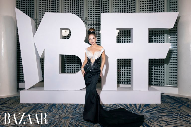 Thảm đỏ VBFF 10: Hoa hậu Thùy Tiên, Bảo Ngọc diện sắc đỏ Giáng Sinh ...