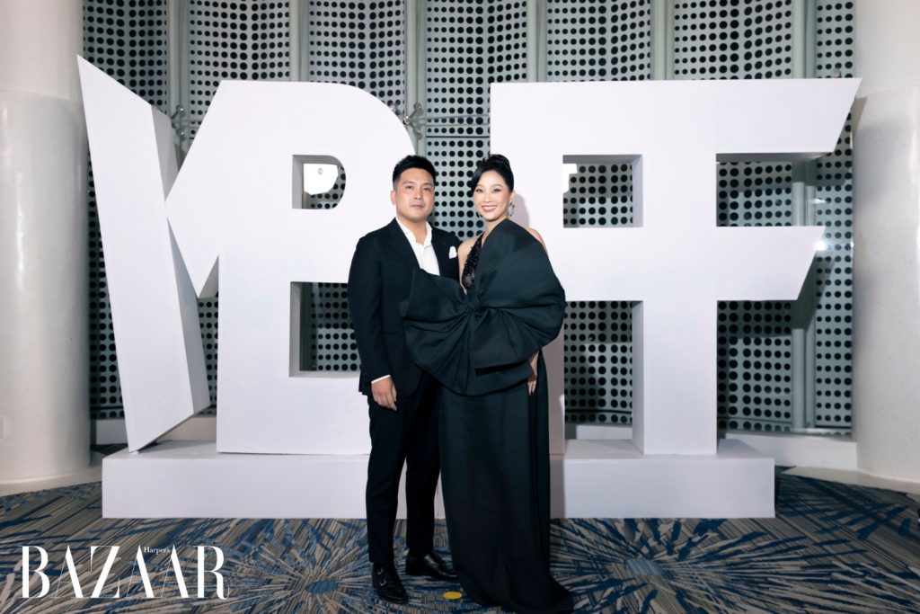 Thảm đỏ VBFF 10: Hoa hậu Thùy Tiên, Bảo Ngọc diện sắc đỏ Giáng Sinh ...