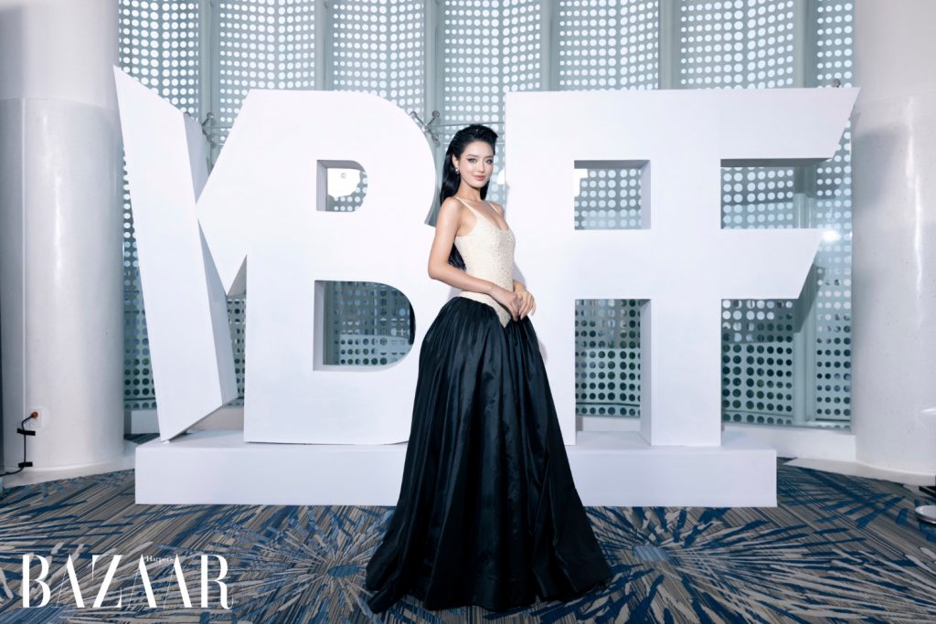 Thảm đỏ VBFF 10: Hoa hậu Thùy Tiên, Bảo Ngọc diện sắc đỏ Giáng Sinh ...