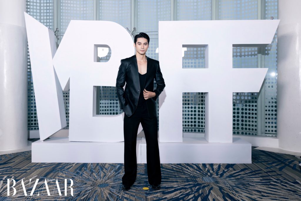 Thảm đỏ VBFF 10: Hoa hậu Thùy Tiên, Bảo Ngọc diện sắc đỏ Giáng Sinh ...