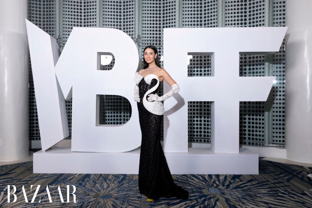 Thảm đỏ VBFF 10: Hoa hậu Thùy Tiên, Bảo Ngọc diện sắc đỏ Giáng Sinh ...