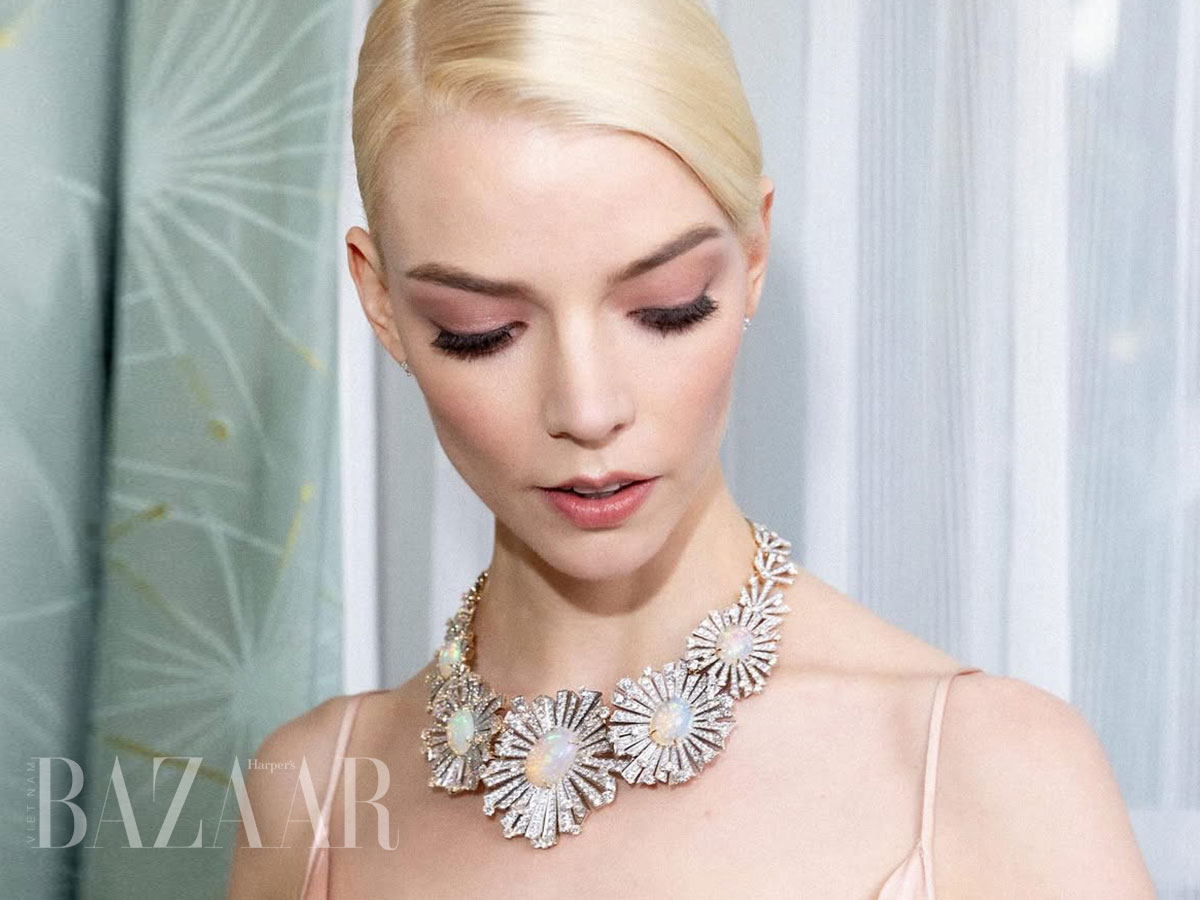 Anya Taylor-Joy không sợ điềm xấu khi đeo opal | Harper's Bazaar Việt Nam