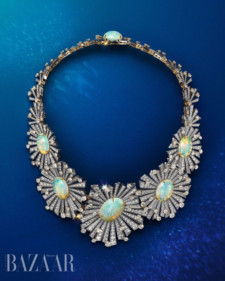 Anya Taylor-Joy không sợ điềm xấu khi đeo opal | Harper's Bazaar Việt Nam