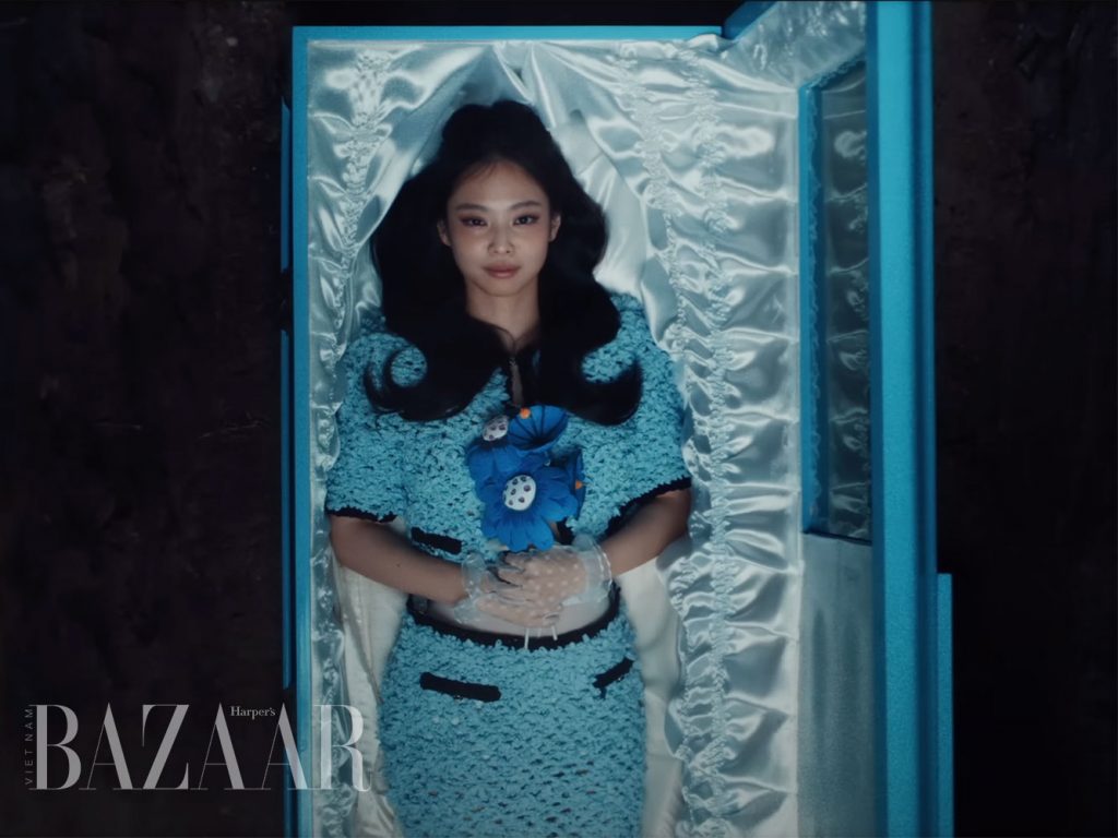 Jennie hóa xác chết sống dậy trong MV Love Hangover | Harper's Bazaar ...