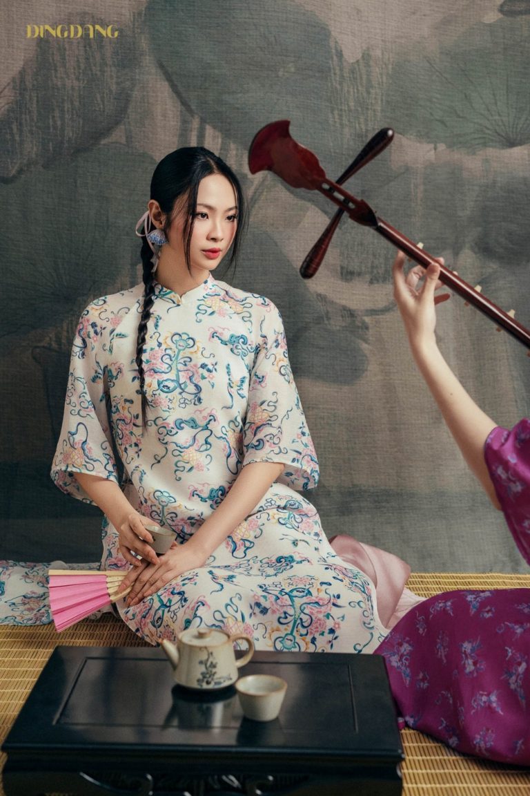 Áo dài tay lỡ loe rộng, mẫu áo dài phải có mùa Tết | Harper's Bazaar ...