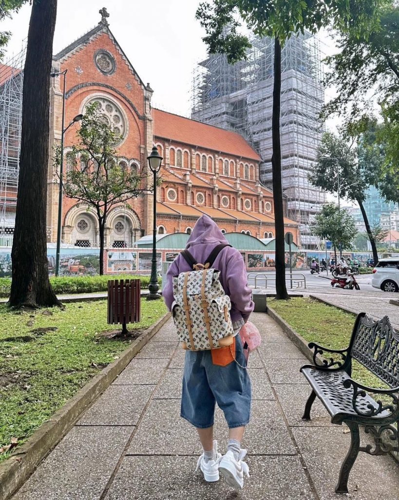 Sơn Tùng M-TP mang phụ kiện trăm triệu đi cafe bệt | Harper's Bazaar ...