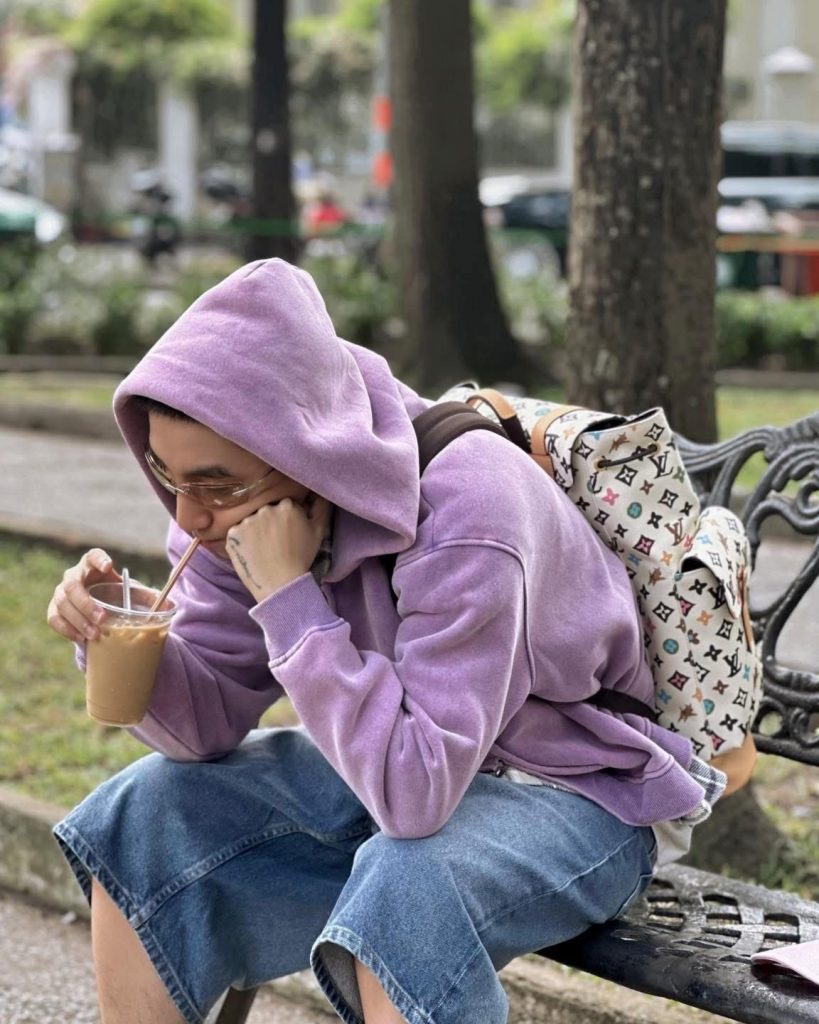 Sơn Tùng M-TP mang phụ kiện trăm triệu đi cafe bệt | Harper's Bazaar ...