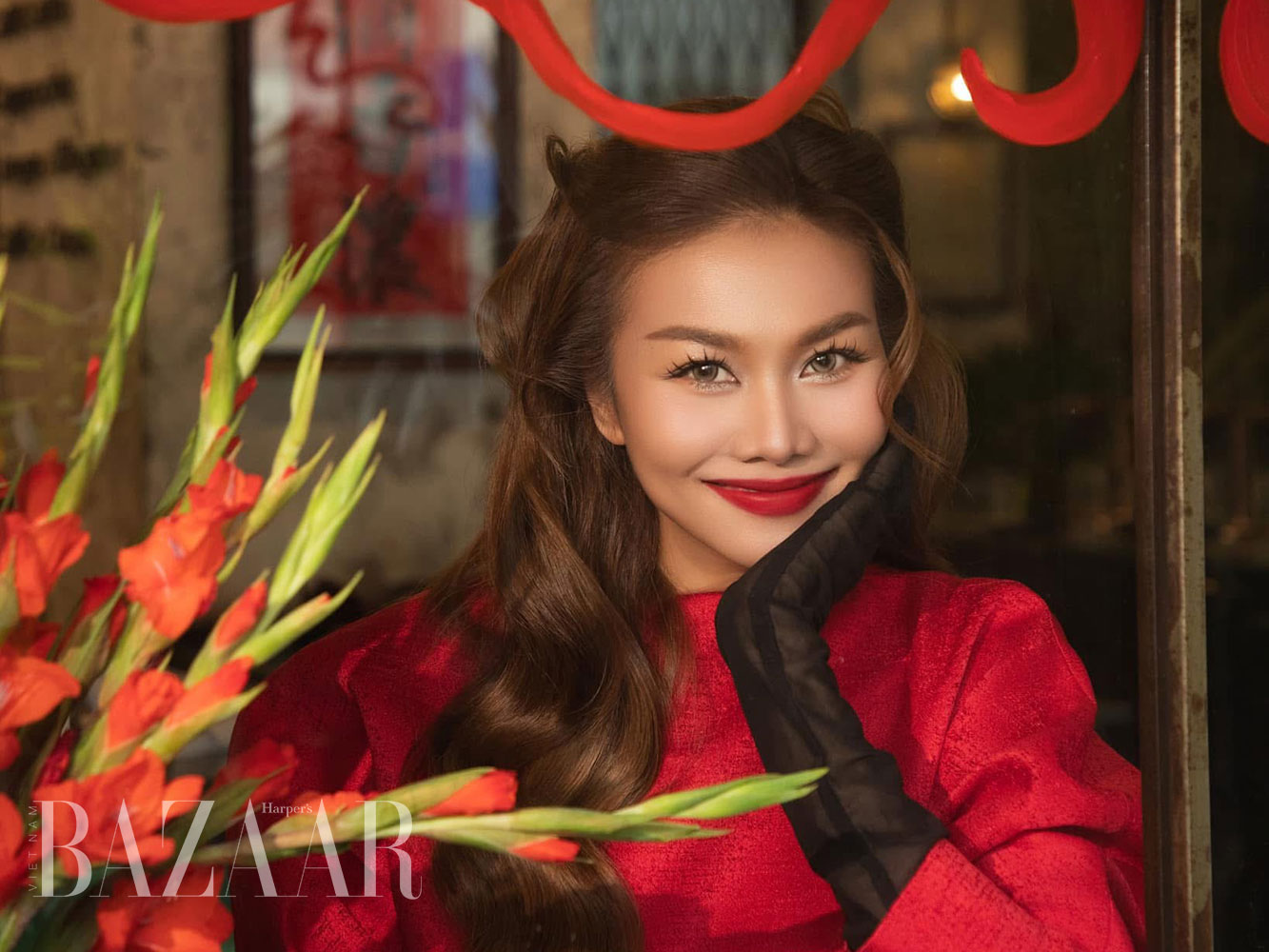 Thanh Hằng gợi ý cách mặc áo dài thanh lịch: Phối cùng găng tay | Harper's Bazaar Việt Nam