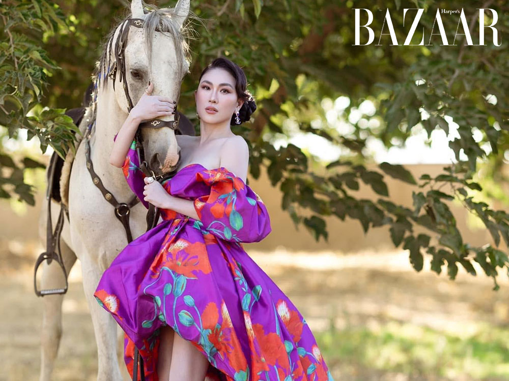 Fashionista Châu Lê Thu Hằng chụp hình với ngựa | Harper's Bazaar Việt Nam