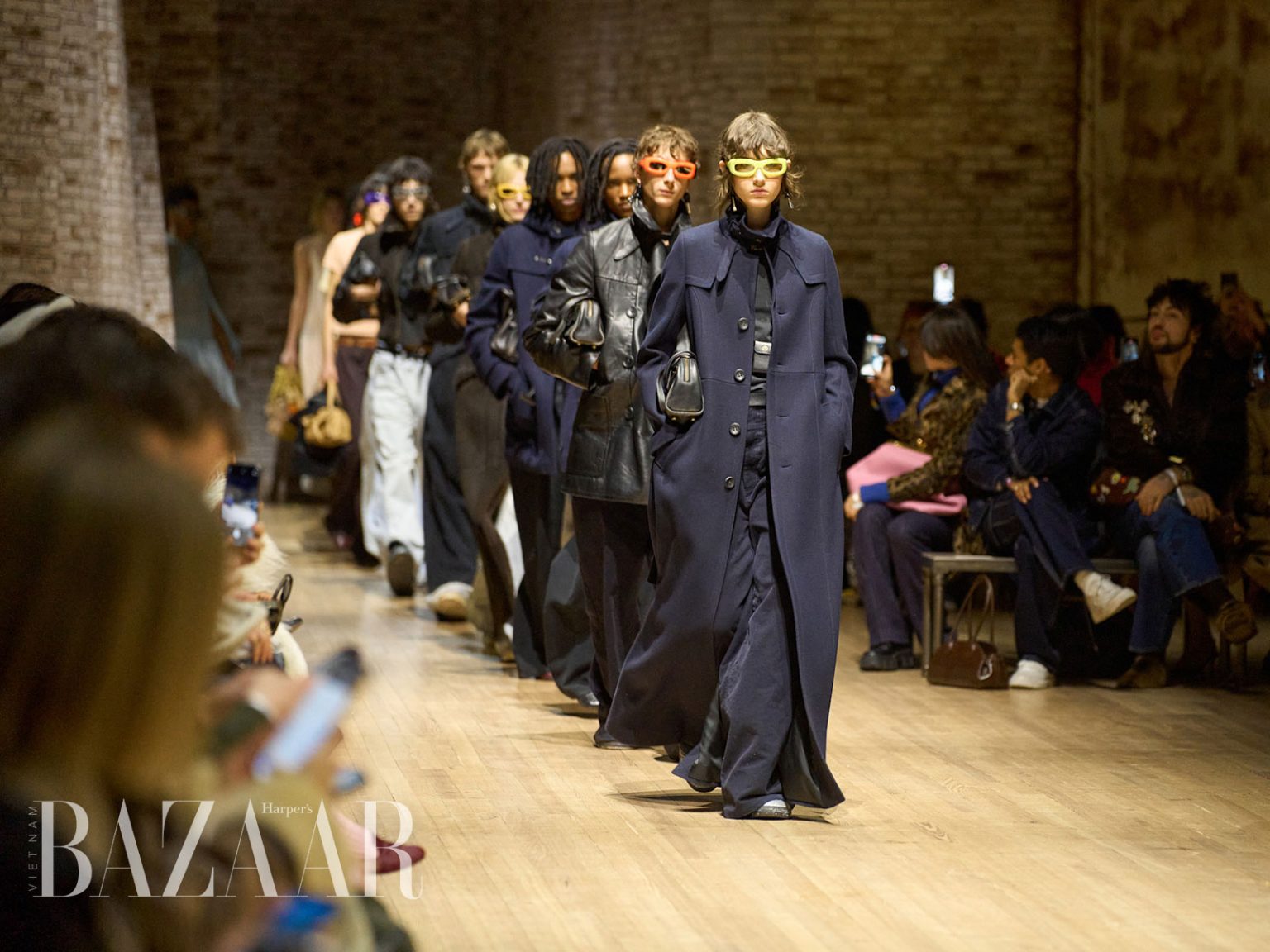 Coach Thu Đông 2025: Những đứa trẻ của New York | Harper's Bazaar Việt Nam