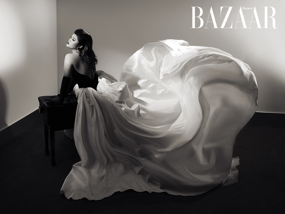 J.ade Bích Ngọc mặc đầm Lê Thanh Hòa trong album đầu tay