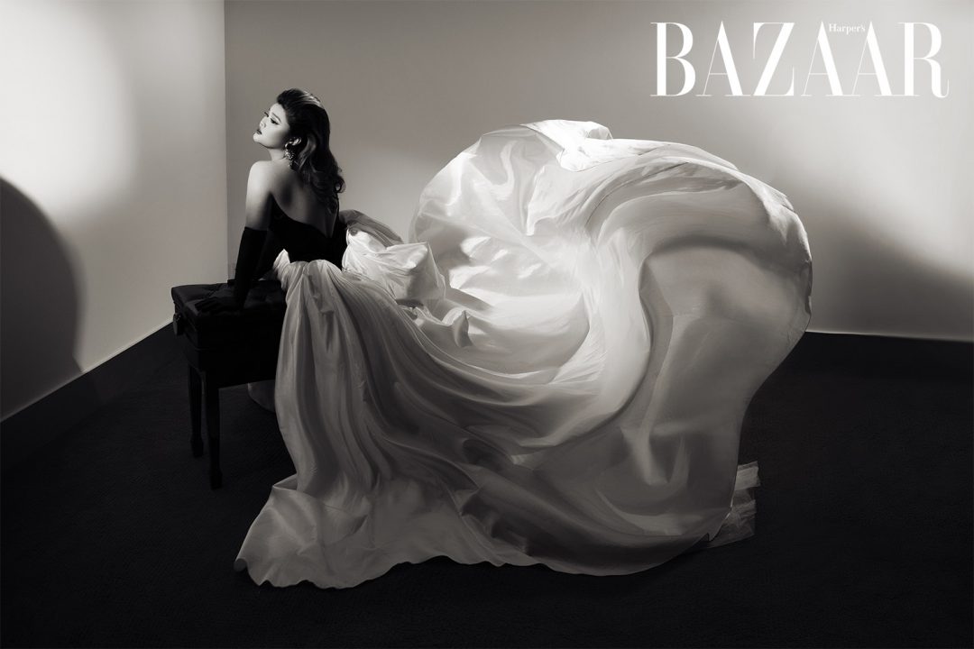 J.ade Bích Ngọc mặc đầm Lê Thanh Hòa trong album đầu tay