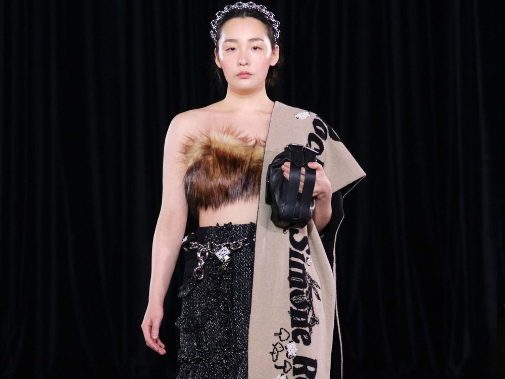 Diễn viên Kim Min Ha catwalk cho Simone Rocha Thu Đông 2025 | Harper's ...