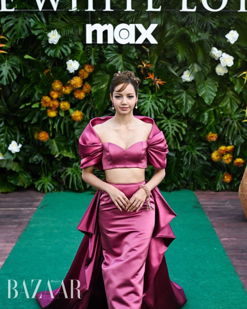 Ý nghĩa trang phục Lisa khi quảng bá The White Lotus | Harper's Bazaar ...