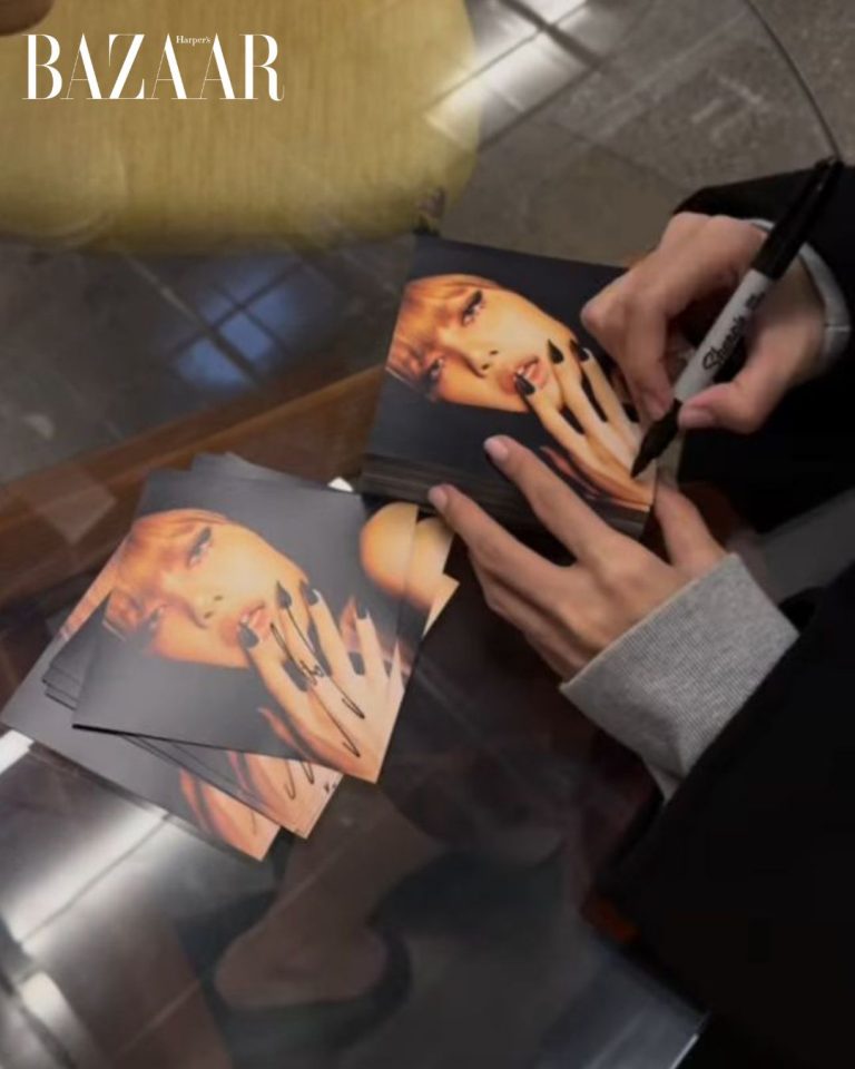 Lisa vướng phải tranh cãi vì chữ ký tên trên album Alter Ego | Harper's Bazaar Việt Nam