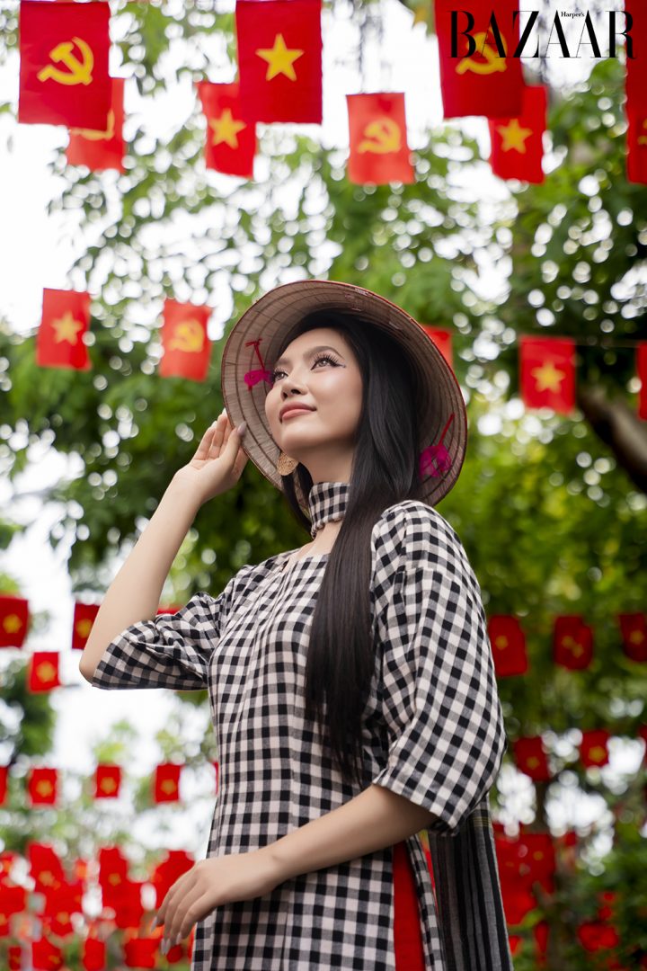 Hoa hậu Thu Uyên diện áo dài khăn rằn mừng đại lễ 30/4