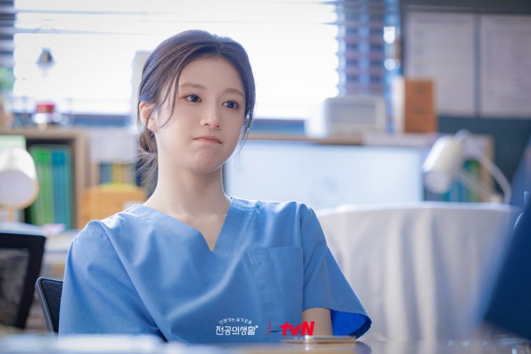 Phim Chuyện đời bác sĩ nội trú kể chuyện sinh tồn nơi công sở | Harper's Bazaar Việt Nam