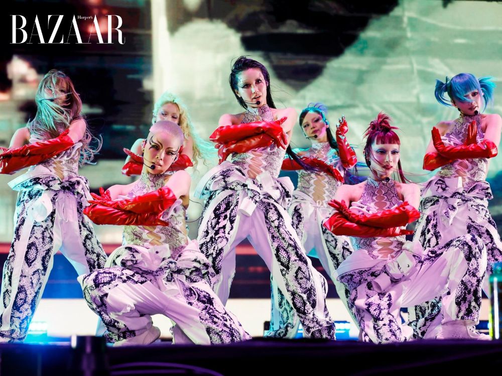 XG đưa gu thời trang vị lai, avant-garde đến Coachella 2025 | Harper's ...