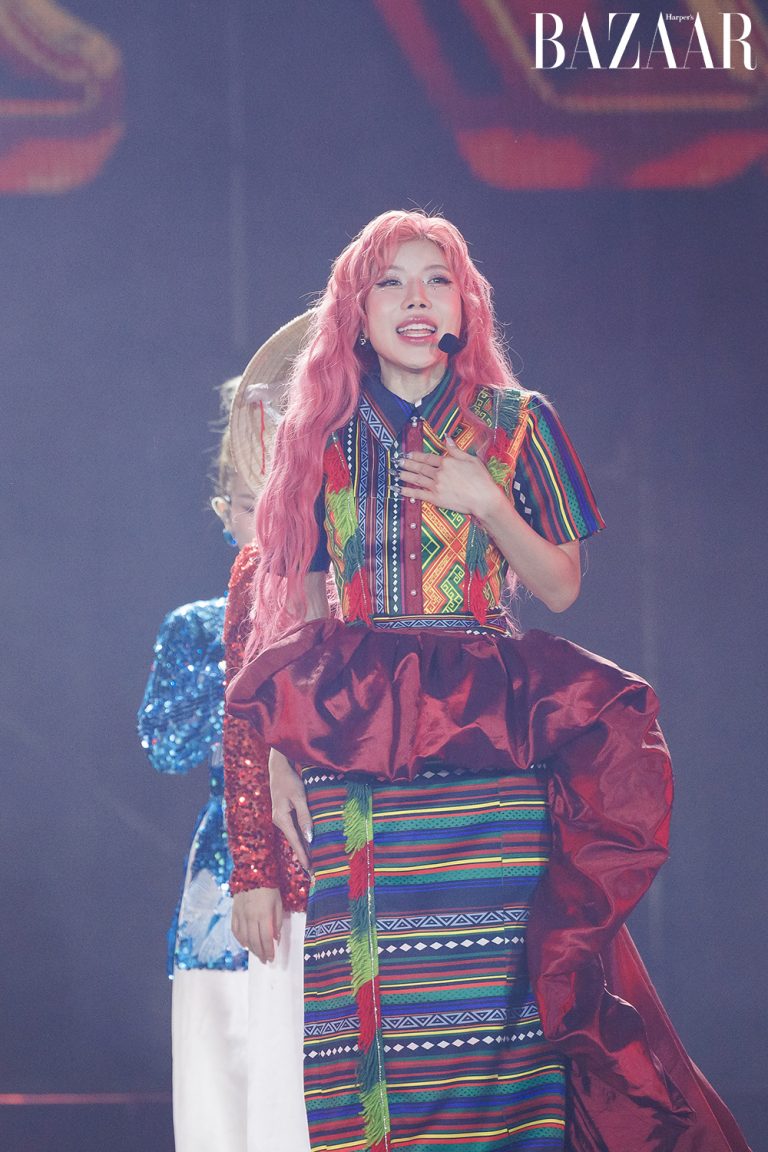 Concert Chị đẹp mang đến trang phục 54 dân tộc anh em | Harper's Bazaar ...