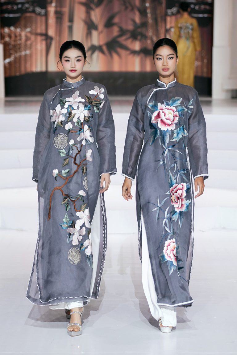 NTK Vũ Việt Hà mang cổ vật thời Lê vào áo dài Sắc Phong | Harper's Bazaar Việt Nam