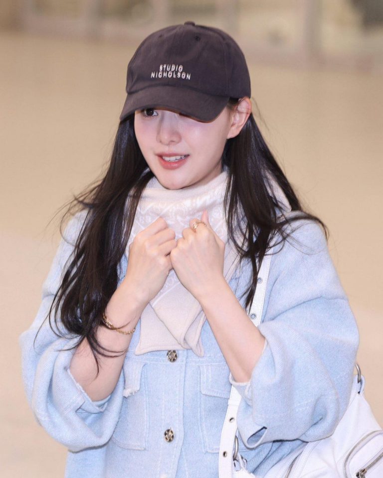 Kim Ji Won dùng thời trang sân bay đáp trả tin đồn thất thiệt | Harper's Bazaar Việt Nam