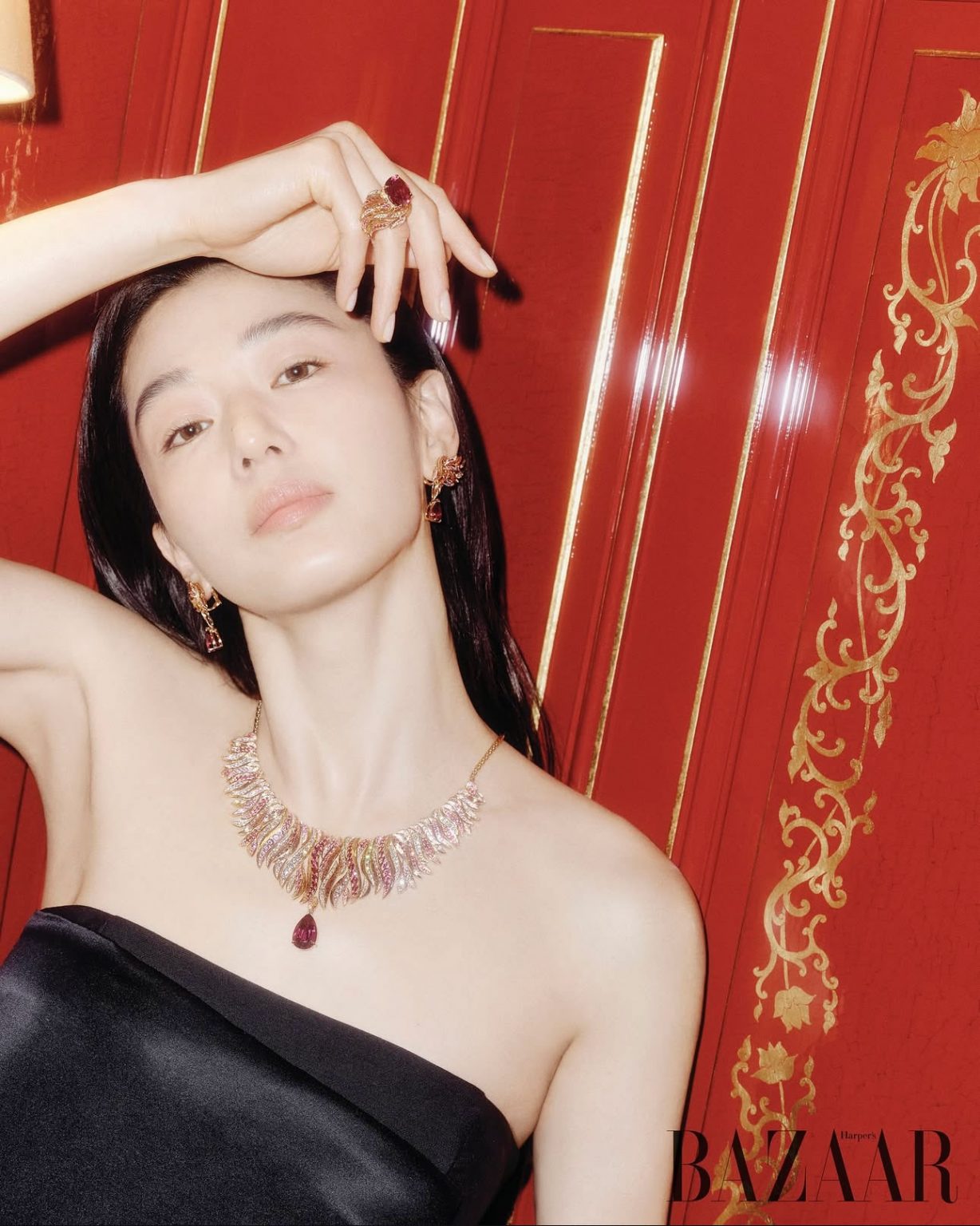 Jun Ji Hyun diện đầm Lâm Gia Khang trên bìa Harper’s Bazaar Hàn Quốc