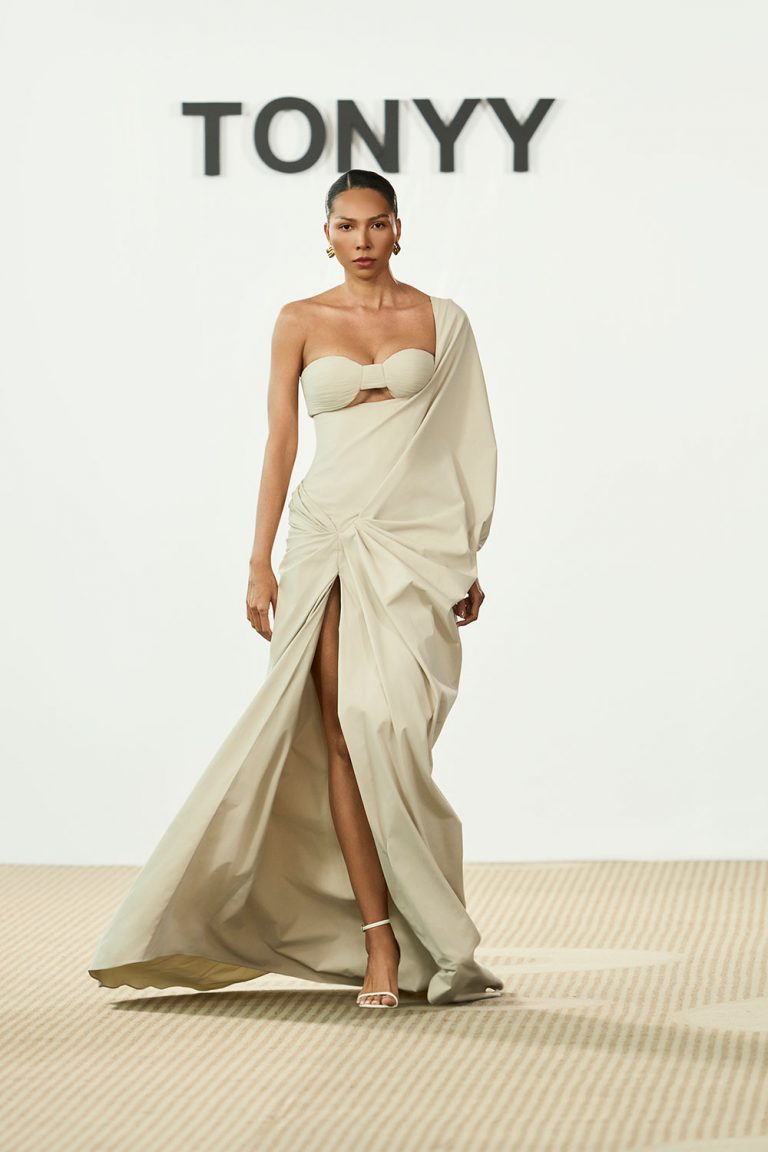 Minh Triệu Lan Khuê làm nàng thơ cho show diễn NTK Tonyy