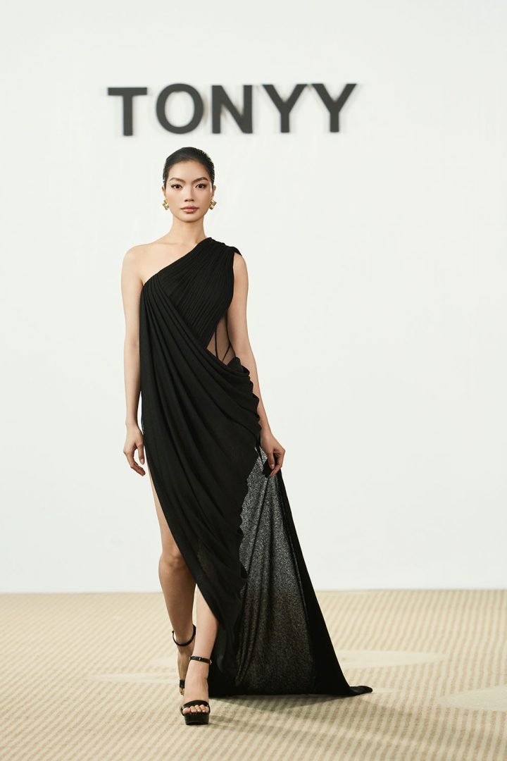 Minh Triệu Lan Khuê làm nàng thơ cho show diễn NTK Tonyy