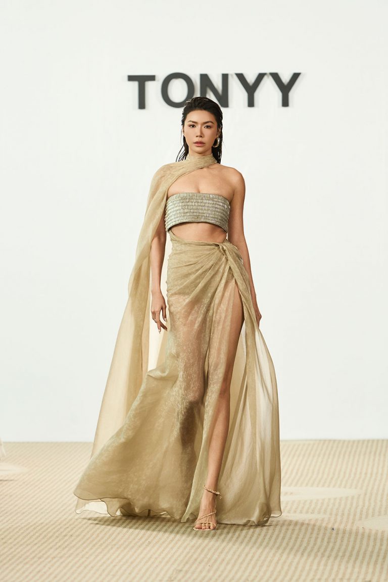 Minh Triệu Lan Khuê làm nàng thơ cho show diễn NTK Tonyy