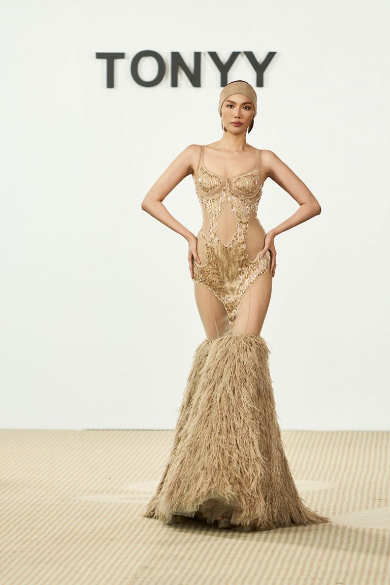 Minh Triệu Lan Khuê làm nàng thơ cho show diễn NTK Tonyy