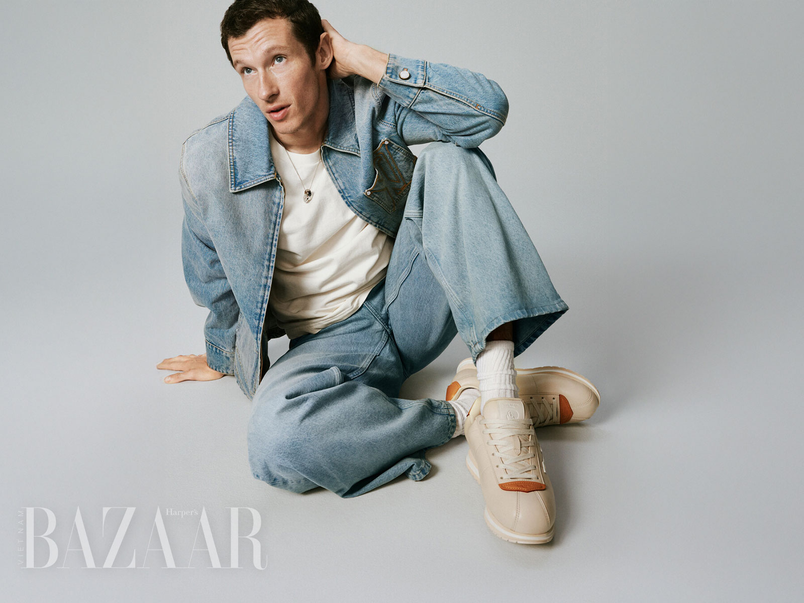 Callum Turner "mềm lòng" với mẫu giày sneaker LV BUTTERSOFT | Harper's ...