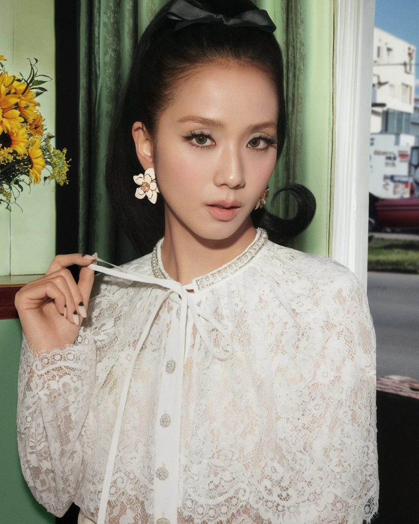 Jisoo biến hoá lạ lẫm trong chiến dịch Self-Portrait Thu Đông 2025 | Harper's Bazaar Việt Nam