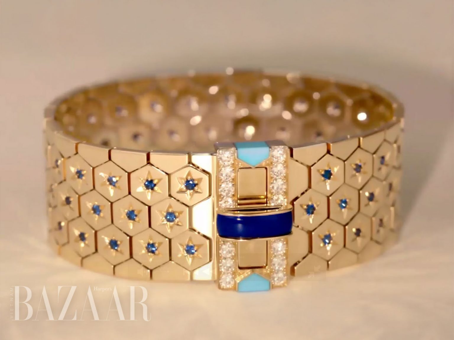 Vòng tay Ludo, "chiếc dây nịt couture" của Van Cleef & Arpels | Harper ...