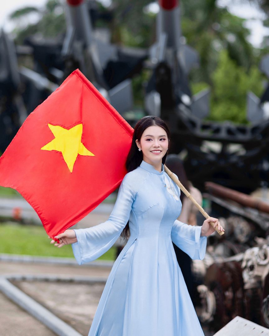 Hoa hậu Nhân ái Trần Mỹ Huyền tham gia diễu hành A80 | Harper's Bazaar Việt Nam