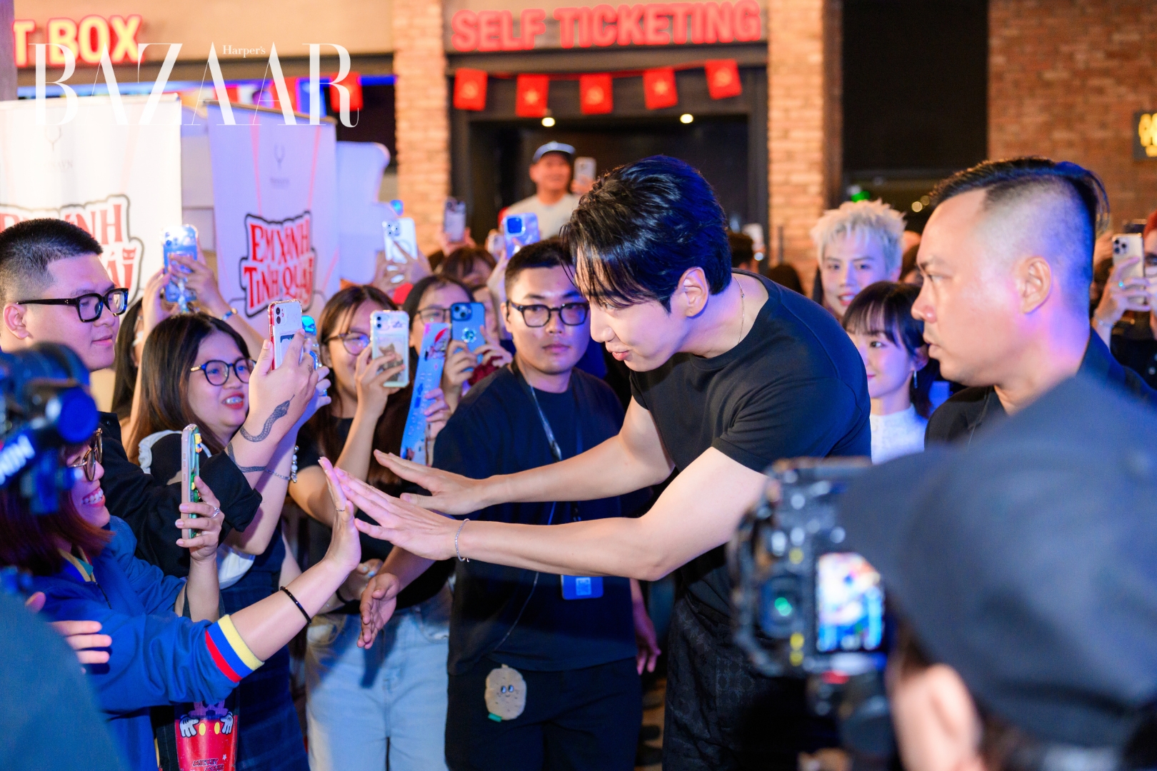 Lee Kwang Soo hé lộ hậu trường Tay Anh Giữ Một Vì Sao | Harper's Bazaar Việt Nam